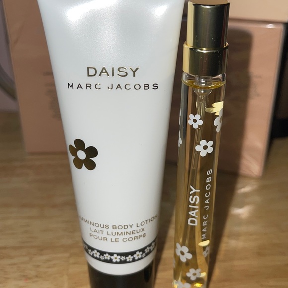 Marc Jacobs | Bath & Body | Marc Jacobs 2pc Daisy Gift Set New Lotion ...